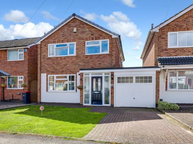 3 bedroom link detached house for sale