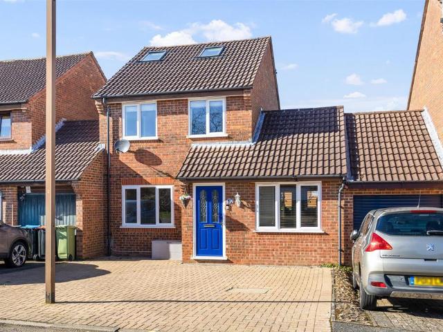 3 bedroom link detached house for sale
