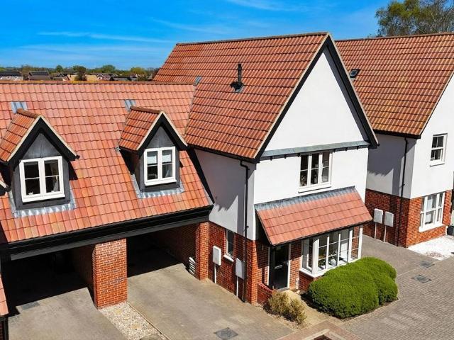 3 bedroom link detached house for sale