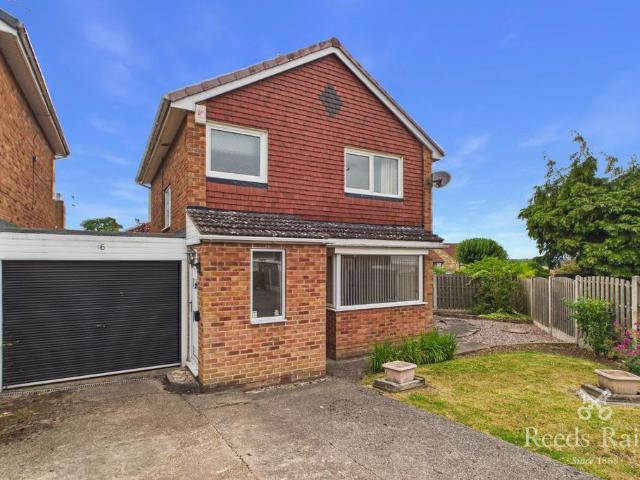 3 bedroom link detached house for sale