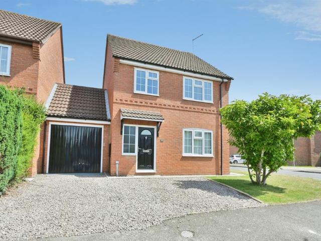 3 bedroom link detached house for sale