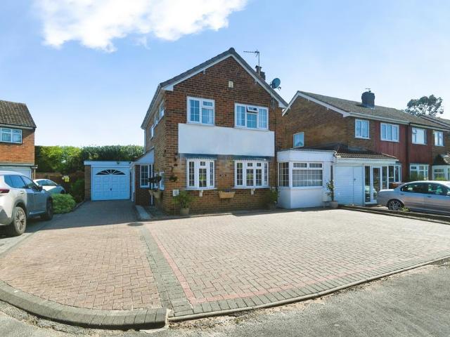 3 bedroom link detached house for sale