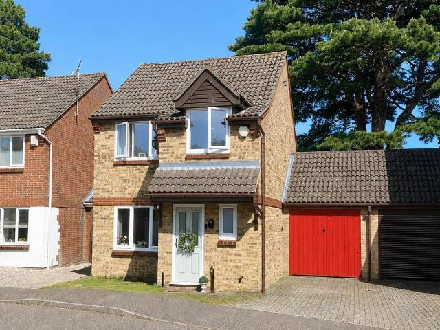 3 bedroom link detached house for sale