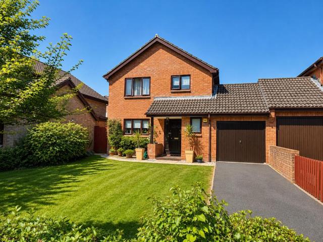 3 bedroom link detached house for sale