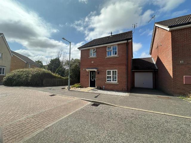 3 bedroom link detached house for sale