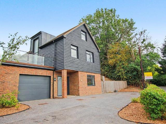 3 bedroom link detached house for sale