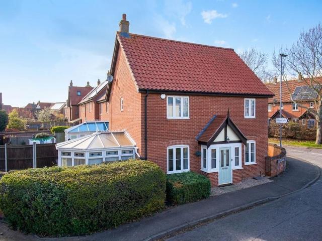 3 bedroom link detached house for sale