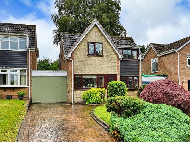 3 bedroom link detached house for sale