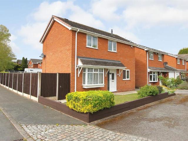 3 bedroom link detached house for sale