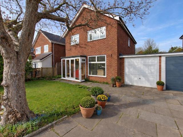 3 bedroom link detached house for sale