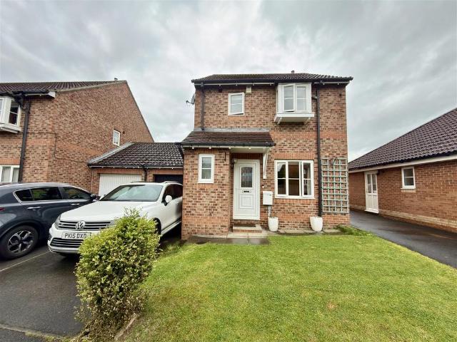 3 bedroom link detached house for sale