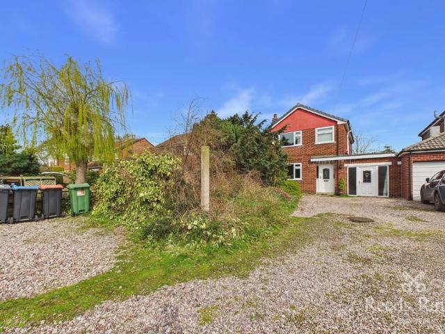 3 bedroom link detached house for sale