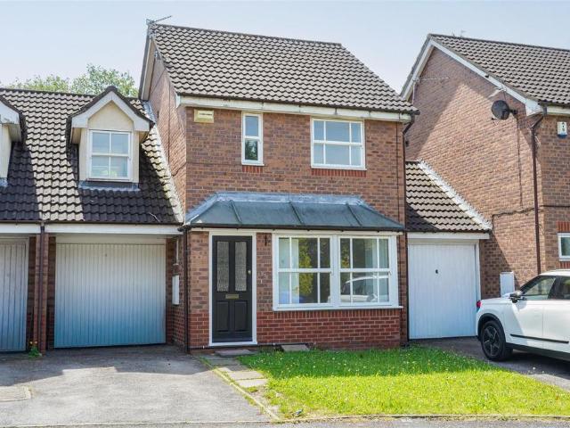 3 bedroom link detached house for sale