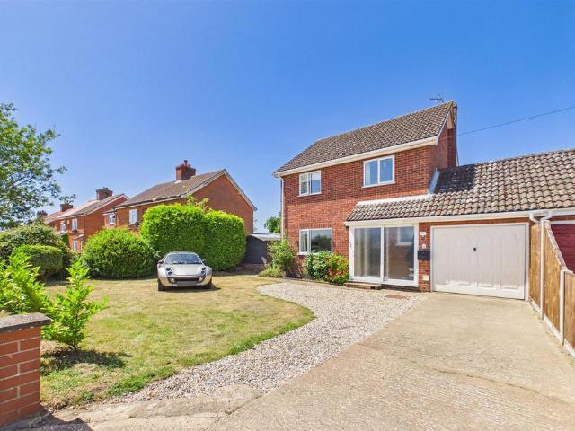 3 bedroom link detached house for sale