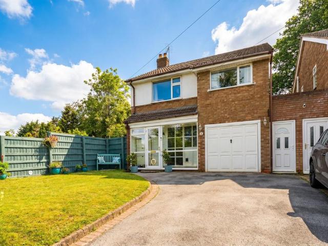 3 bedroom link detached house for sale