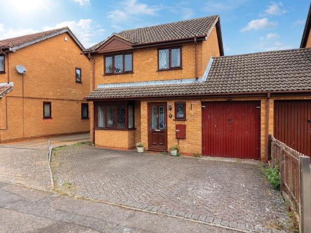 3 bedroom link detached house for sale