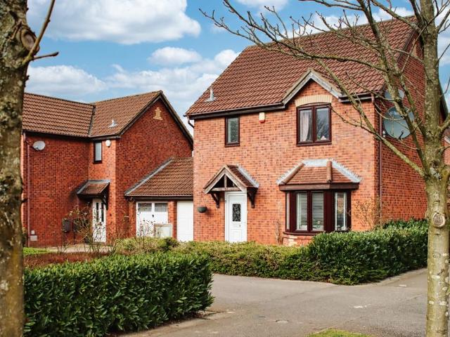 3 bedroom link detached house for sale