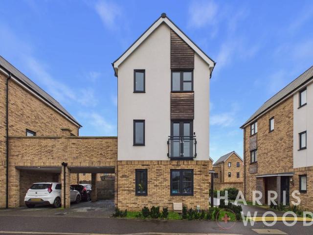 3 bedroom link detached house for sale