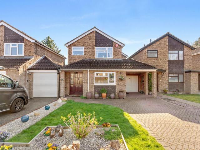3 bedroom link detached house for sale