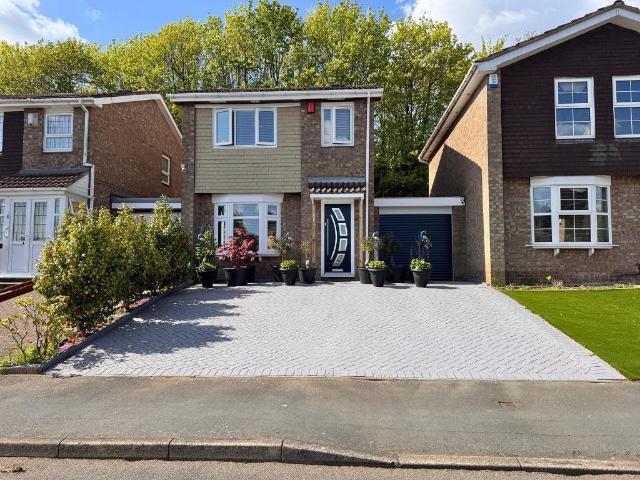 3 bedroom link detached house for sale