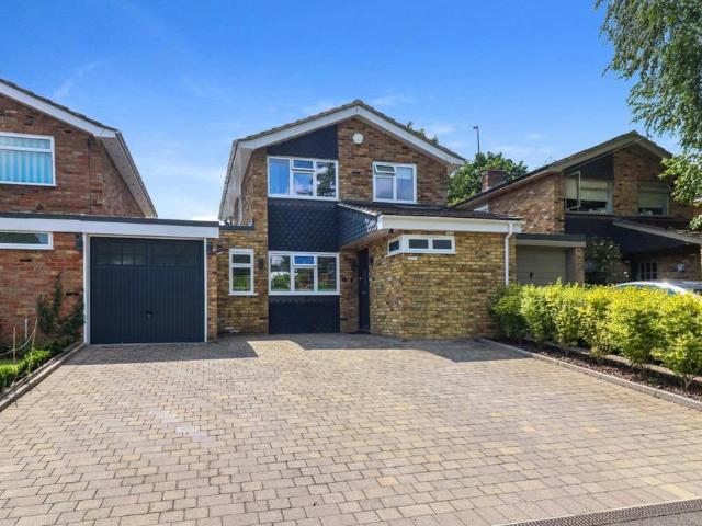 3 bedroom link detached house for sale