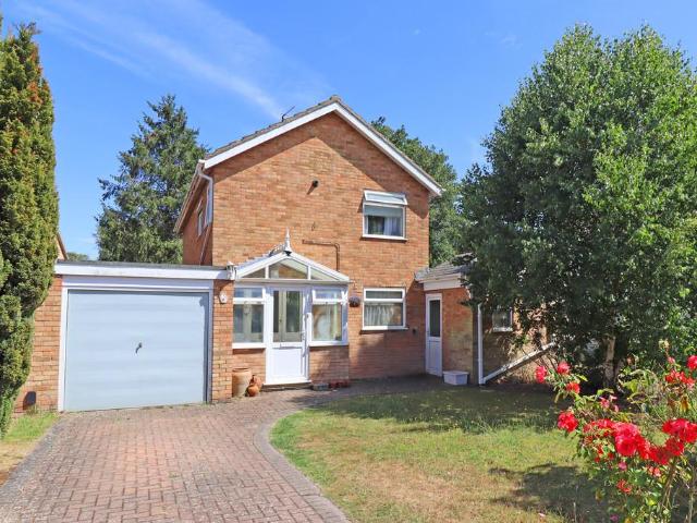 3 bedroom link detached house for sale