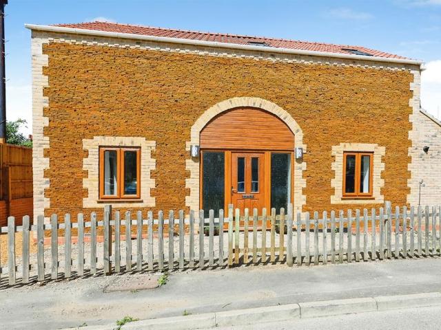 3 bedroom link detached house for sale