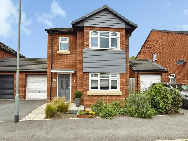 3 bedroom link detached house for sale
