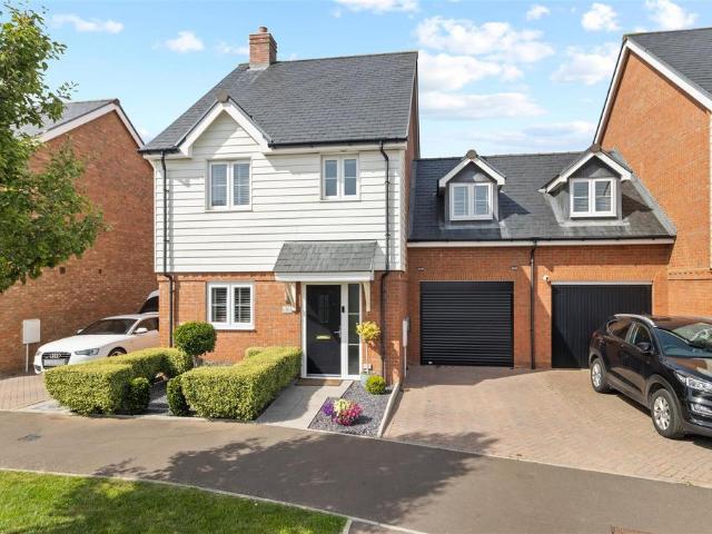 3 bedroom link detached house for sale