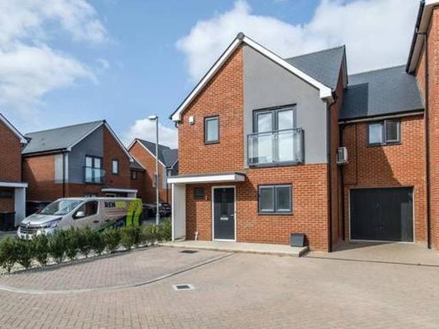 3 bedroom link detached house for sale in Thackeray Drive Northfleet Kent DA11 DA11