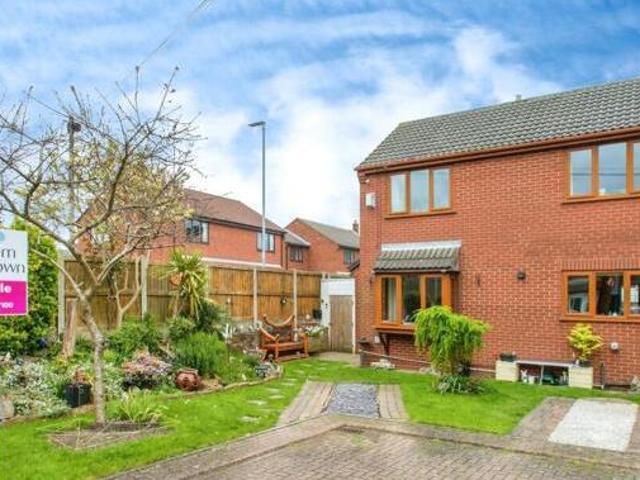 3 Bedroom Link Detached House For Sale In Tingley