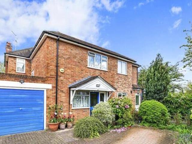3 Bedroom Link Detached House For Sale In West Finchley