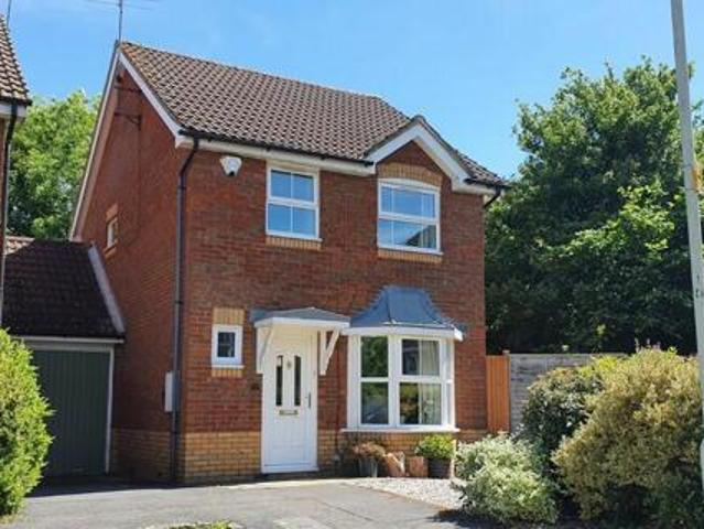 3 Bedroom Link Detached House For Sale In Woodley