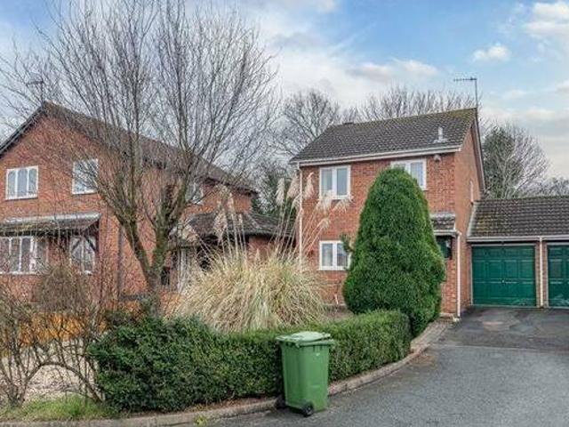 3 bedroom link detached house for sale in Barns Croft Way Droitwich WR9