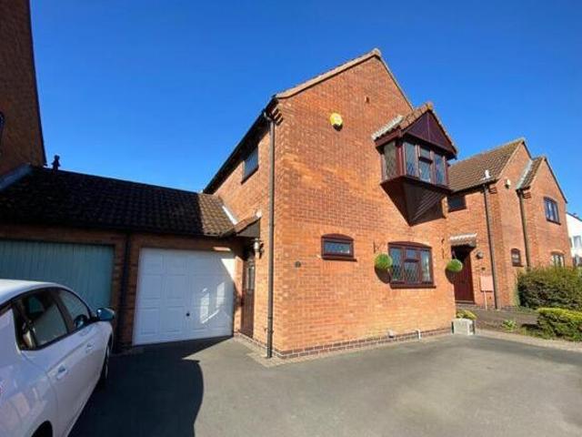 3 Bedroom Link Detached House For Sale In Bulkington