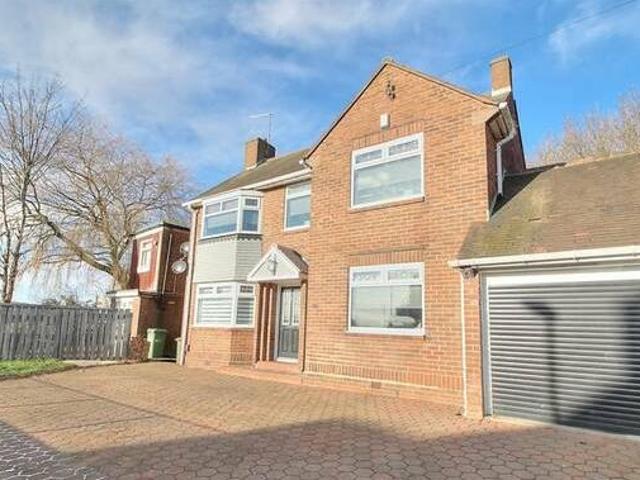 3 bedroom link detached house for sale in Calderwood Crescent Low Fell NE9