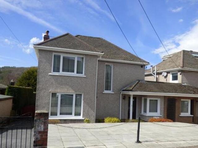 3 Bedroom Link Detached House For Sale In Crynant