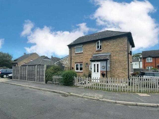 3 Bedroom Link Detached House For Sale In Farnborough