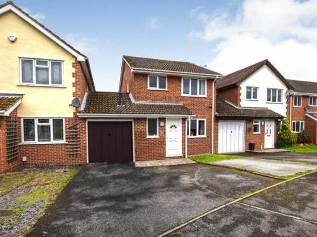 3 Bedroom Link Detached House For Sale In Farnborough, Hampshire