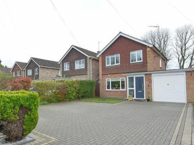 3 Bedroom Link Detached House For Sale In Fleet