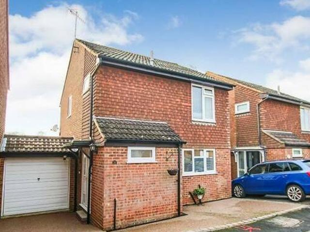 3 bedroom link detached house for sale in Kindersley Close East Grinstead West Sussex RH19