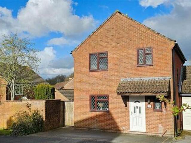 3 Bedroom Link Detached House For Sale In Kingsclere, Newbury