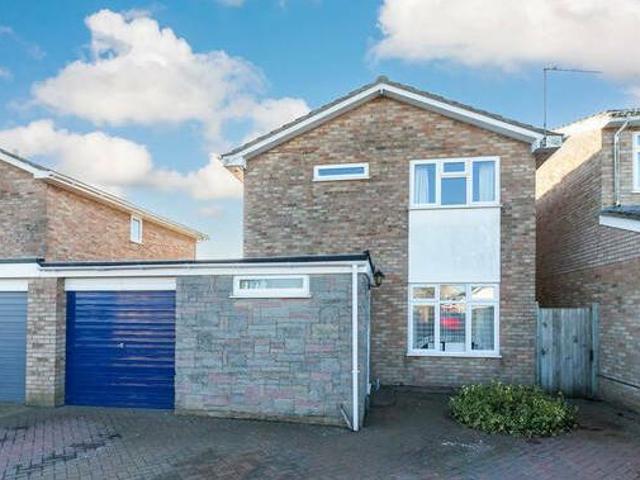 3 bedroom link detached house for sale in Linnet Close Bradwell NR31