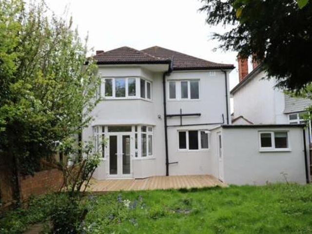 3 Bedroom Link Detached House For Sale In London