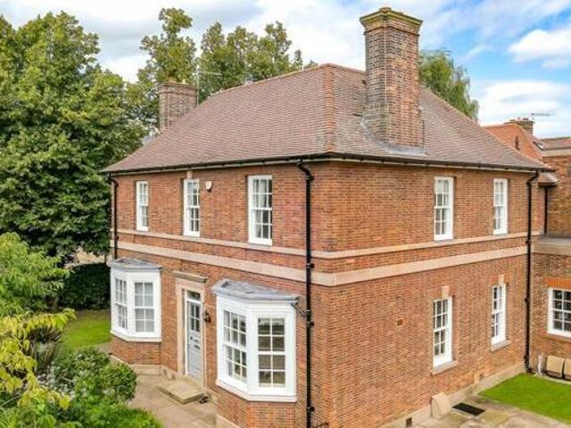 3 Bedroom Link Detached House For Sale In North Park Road