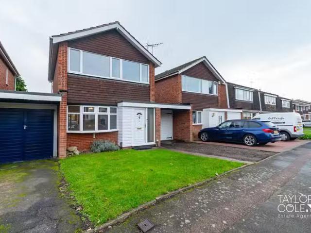 3 bedroom link detached house for rent in Adonis Close, Perryc.