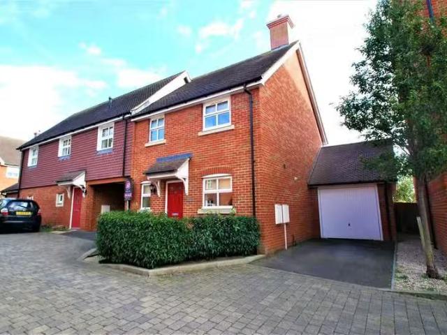 3 bedroom link detached house for rent in Cheney Road, Minster.