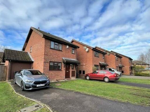 3 bedroom link detached house for rent in Goldsworth Park Woking GU21