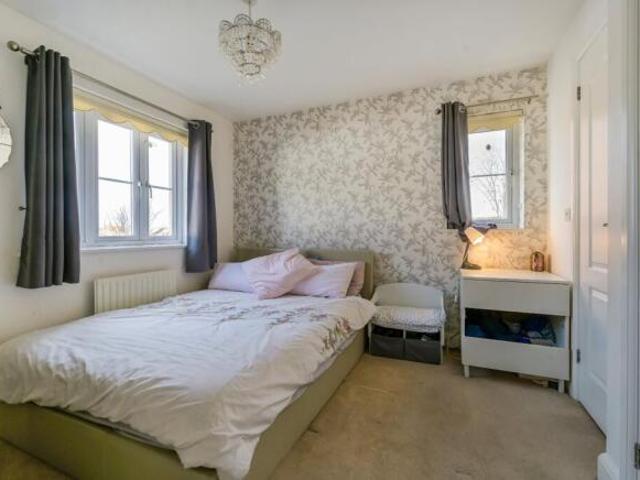 3 bedroom link detached house for rent in Greyhound Chase, Ashford, Kent, TN23