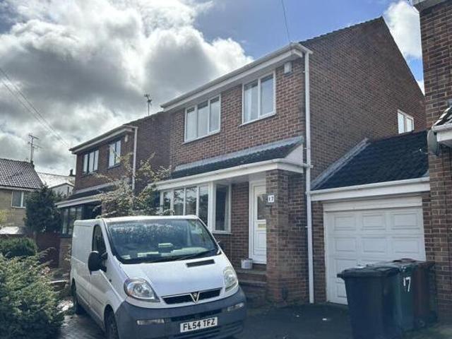 3 Bedroom Link Detached House For Rent In Morley